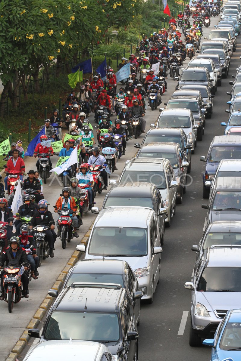Labor Use Busway Line Antara Foto