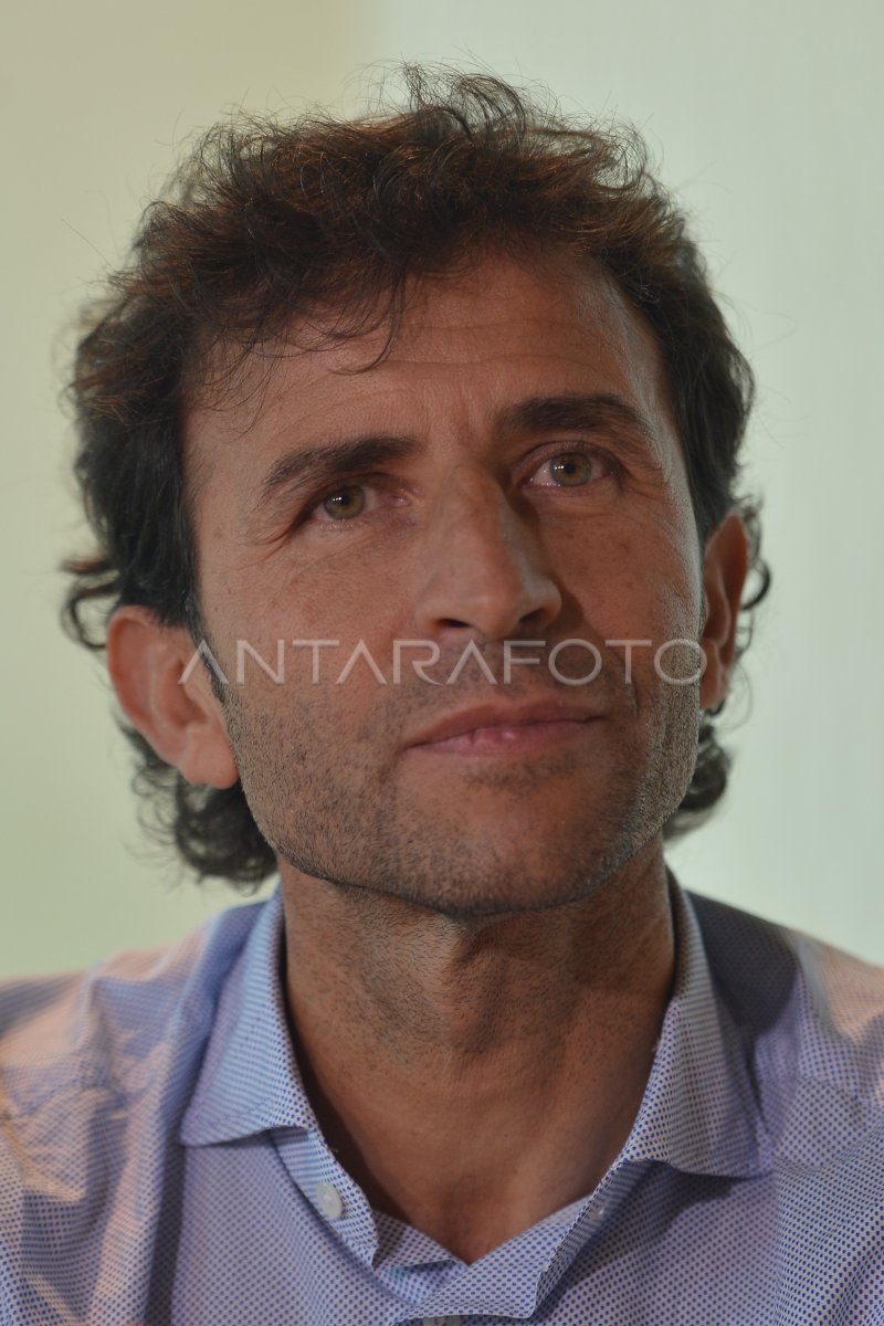 LUIS MILLA LATIH TIMNAS | ANTARA Foto LUIS MILLA LATIH TIMNAS | ANTARA Foto
