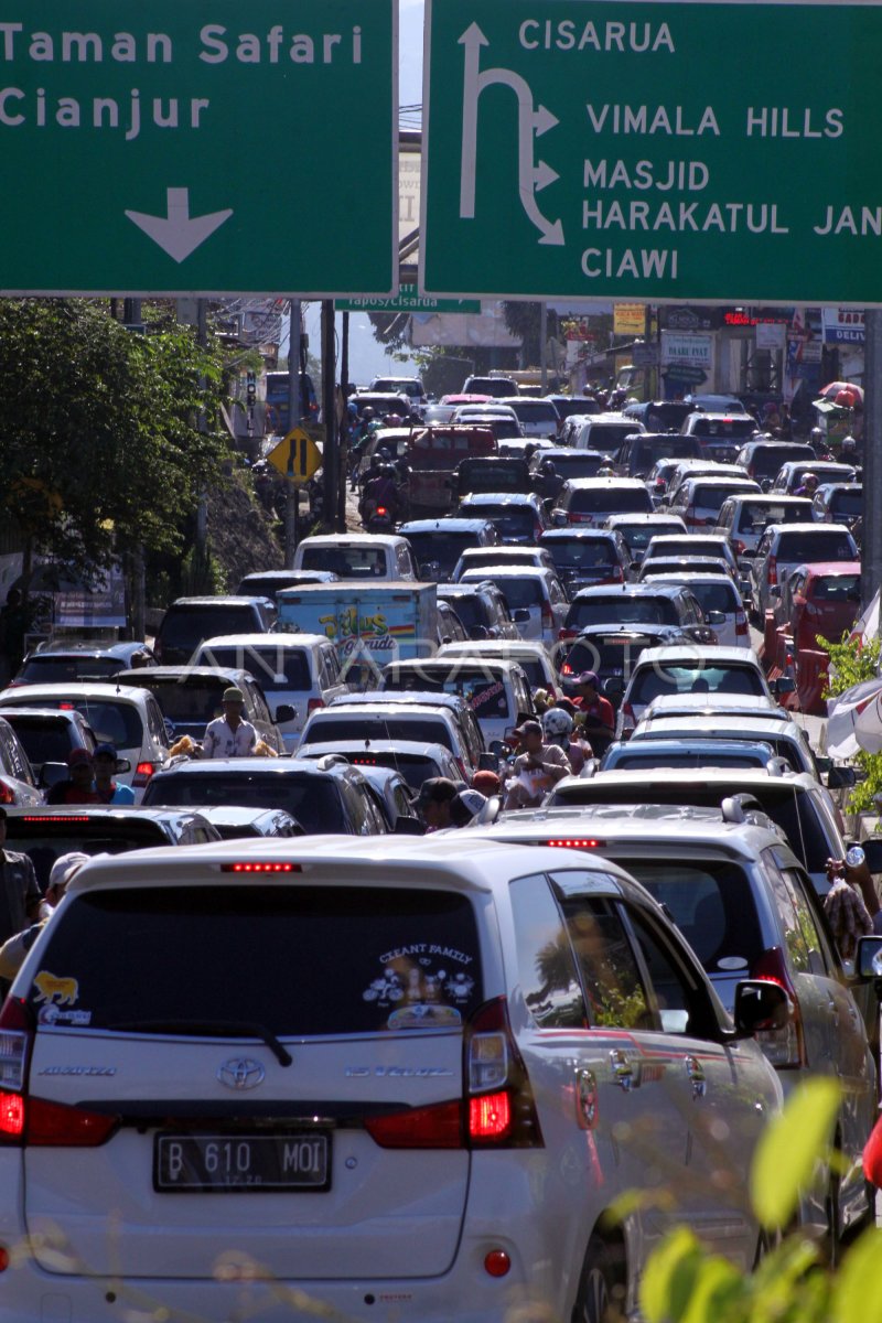 KEMACETAN JALUR PUNCAK | ANTARA Foto