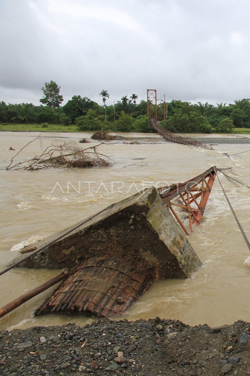JEMBATAN GANTUNG PENGHUBUNG DESA PUTUS | ANTARA Foto