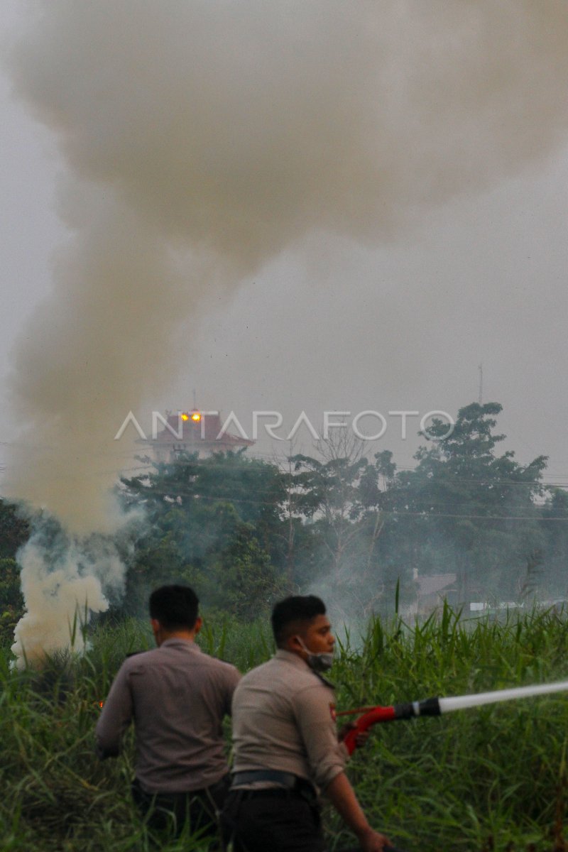 PEMADAMAN KEBAKARAN LAHAN GAMBUT | ANTARA Foto