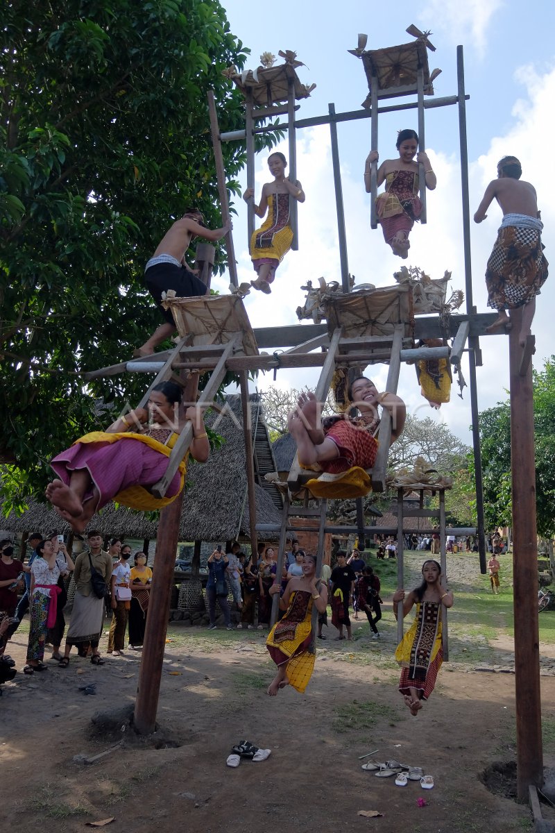 TRADISI AYUNAN JANTRA DESA TENGANAN BALI | ANTARA Foto