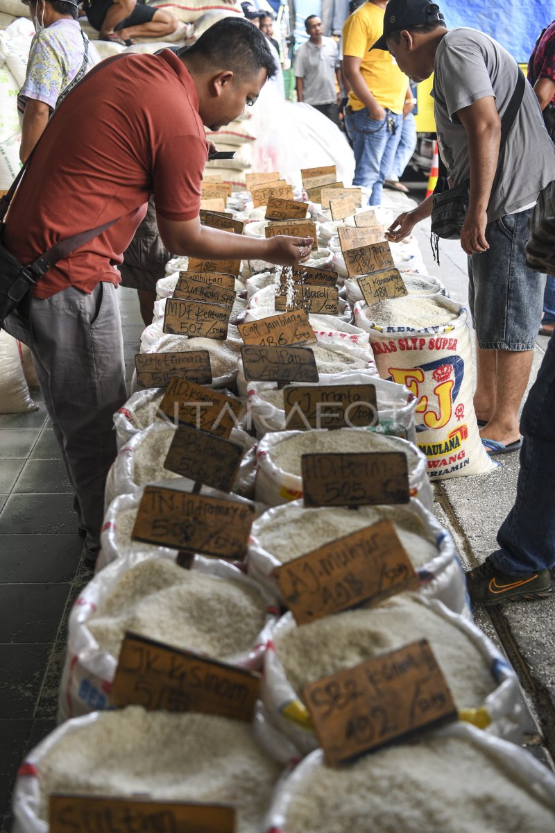 KENAIKAN HARGA BERAS PREMIUM DAN MEDIUM | ANTARA Foto