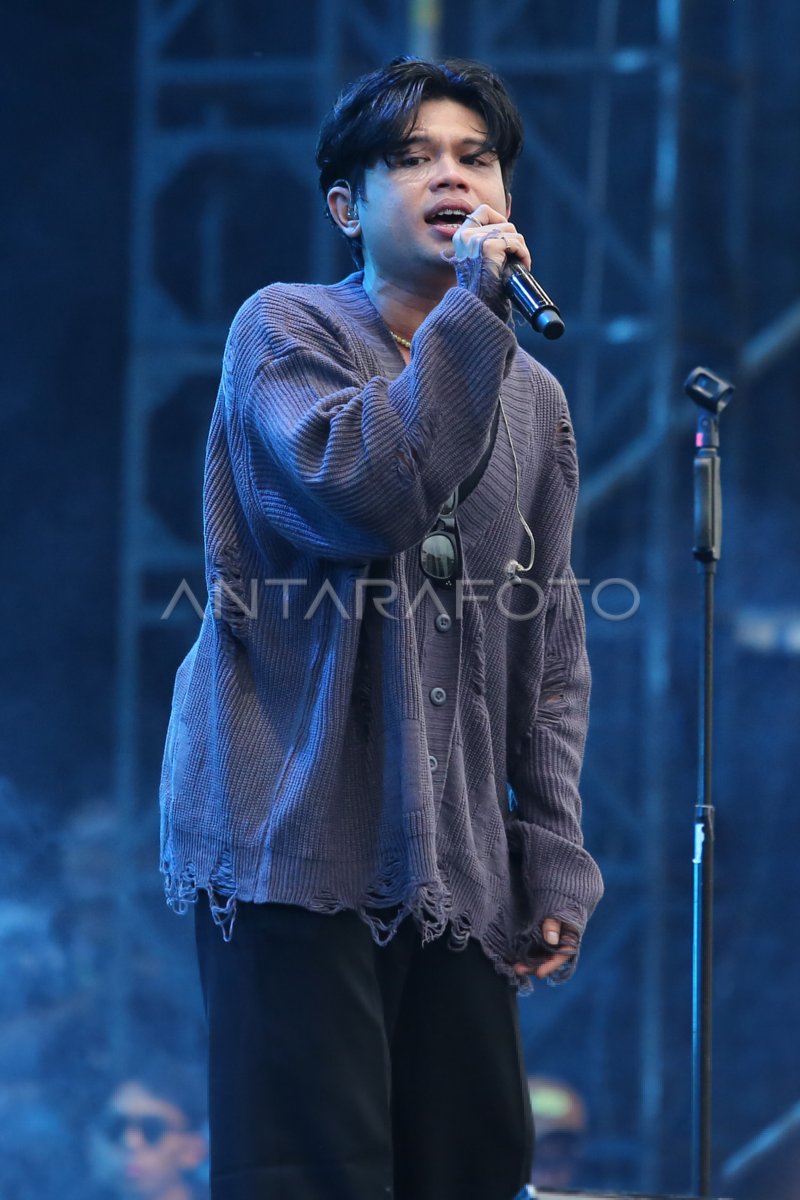 Juicy Luicy Appearance in Synchronize Fest 2024 | ANTARA Foto Juicy Luicy Appearance in Synchronize Fest 2024 | ANTARA Foto