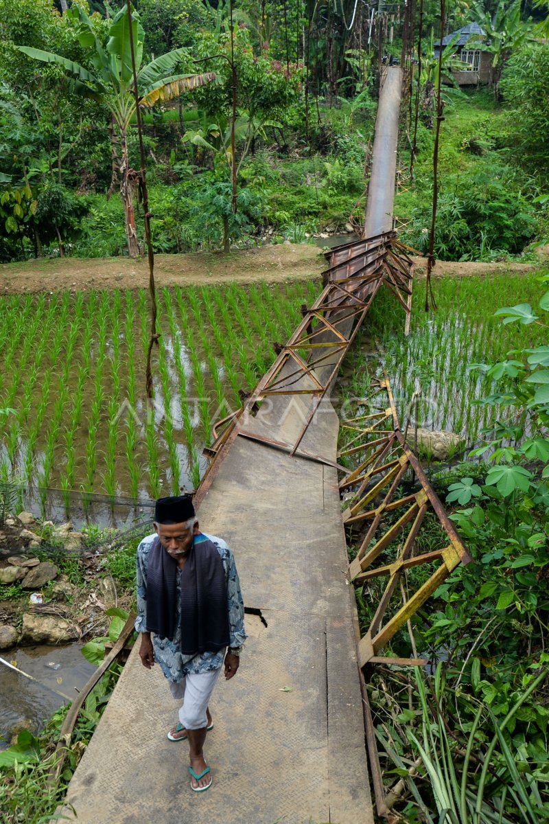 Akses jembatan gantung rusak di Lebak | ANTARA Foto Akses jembatan gantung rusak di Lebak | ANTARA Foto