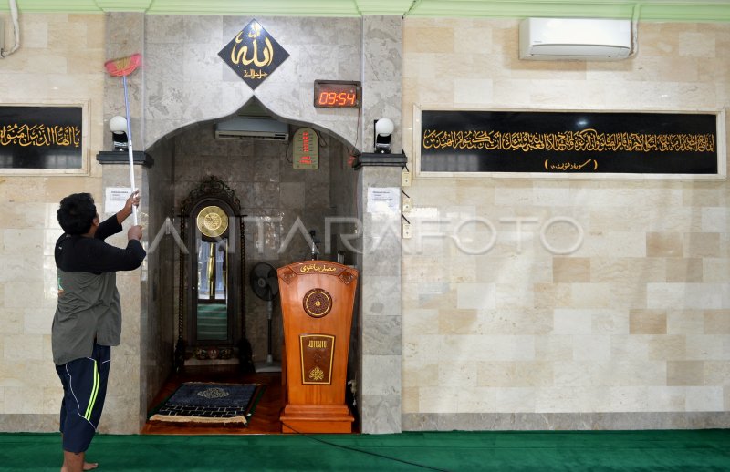 AKSI BERSIH-BERSIH MASJID DI BALI | ANTARA Foto AKSI BERSIH-BERSIH MASJID DI BALI | ANTARA Foto