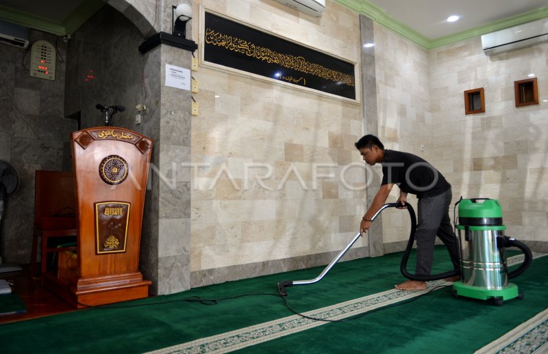 AKSI BERSIH-BERSIH MASJID DI BALI | ANTARA Foto AKSI BERSIH-BERSIH MASJID DI BALI | ANTARA Foto