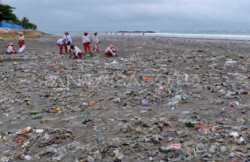 SAMPAH PLASTIK DI PANTAI KUTA | ANTARA Foto