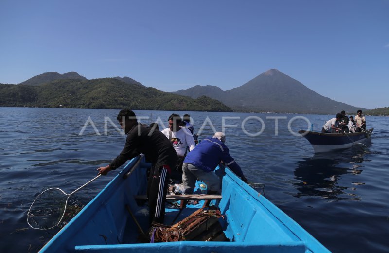 Aksi bersih sampah laut di Ternate | ANTARA Foto