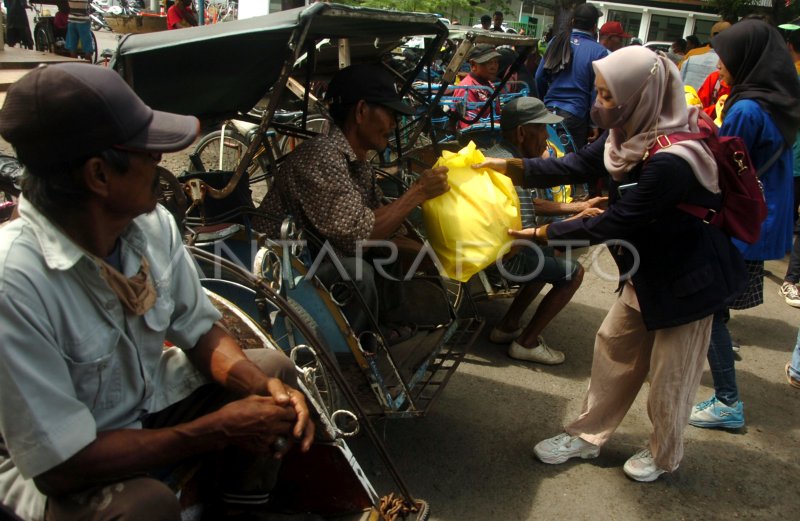 PEMBAGIAN SEMBAKO UNTUK WARGA KURANG MAMPU | ANTARA Foto