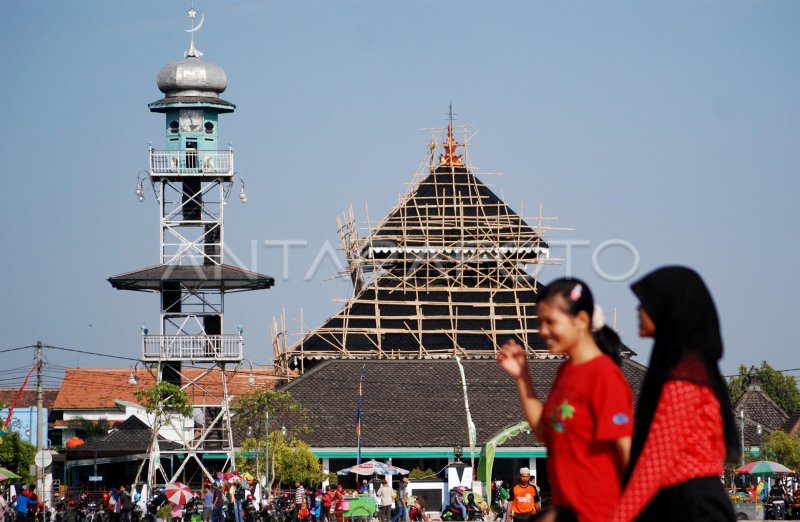 PERBAIKAN ATAP MASJID AGUNG DEMAK | ANTARA Foto