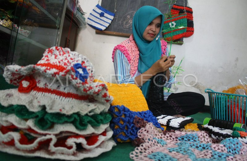 UPAYA PENGURANGAN SAMPAH PLASTIK | ANTARA Foto UPAYA PENGURANGAN SAMPAH PLASTIK | ANTARA Foto