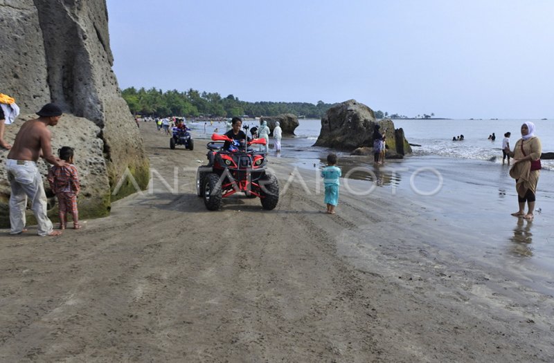 Pantai Anyer ramai wisatawan | ANTARA Foto