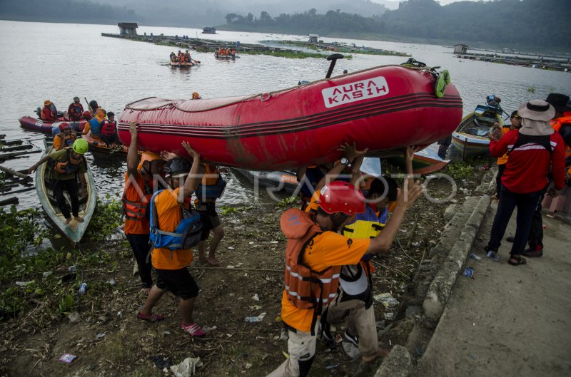 PELATIHAN TANGGAP BENCANA KAWASAN PERAIRAN | ANTARA Foto