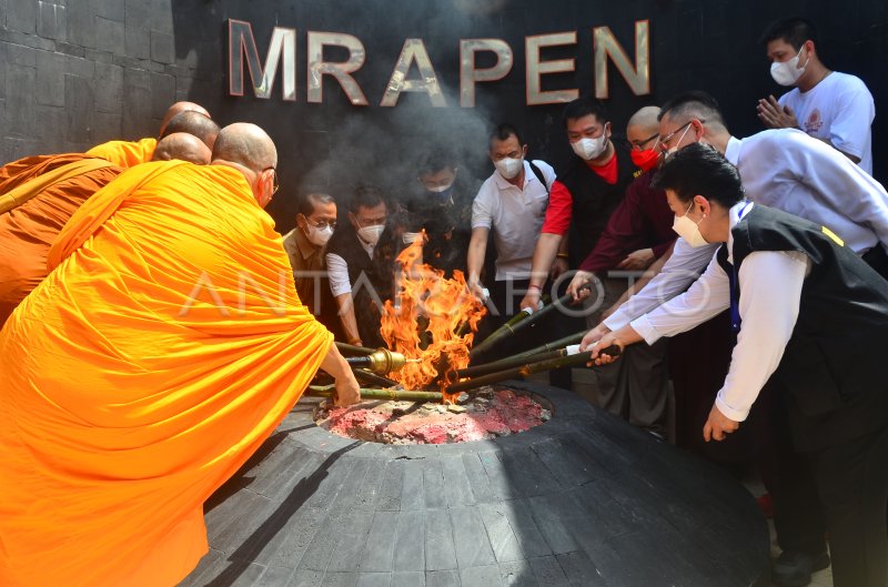 PENGAMBILAN API DHARMA WAISAK | ANTARA Foto