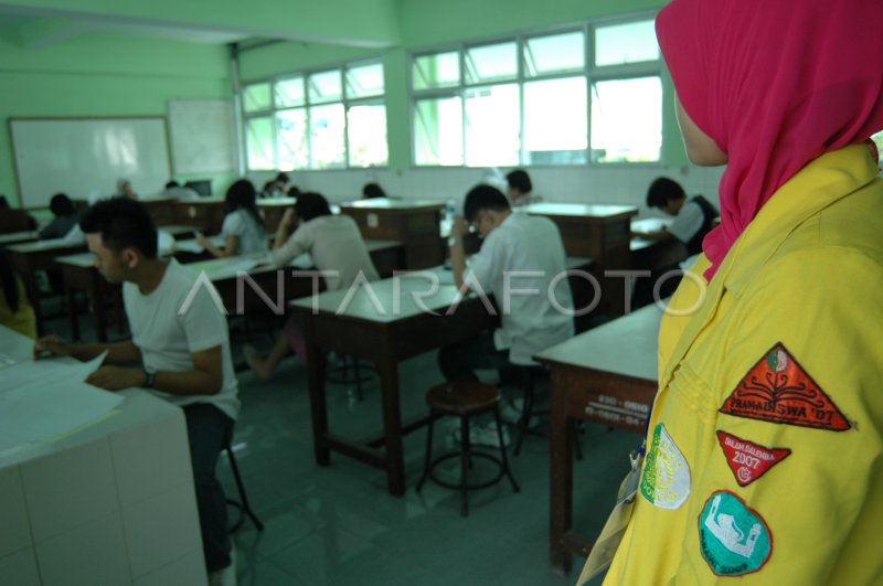 SELEKSI UJIAN MASUK UI | ANTARA Foto SELEKSI UJIAN MASUK UI | ANTARA Foto
