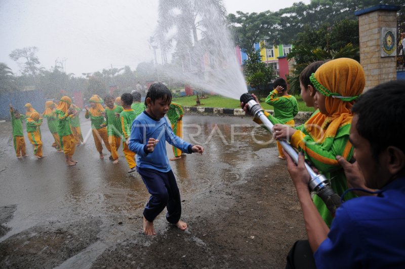 MENGENAL TUGAS PEMADAM KEBAKARAN | ANTARA Foto MENGENAL TUGAS PEMADAM KEBAKARAN | ANTARA Foto