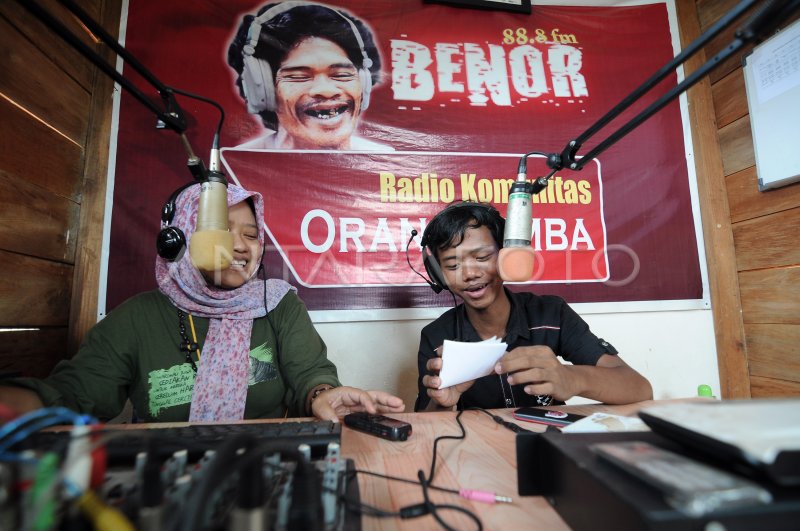 RADIO KOMUNITAS ORANG RIMBA | ANTARA Foto RADIO KOMUNITAS ORANG RIMBA | ANTARA Foto