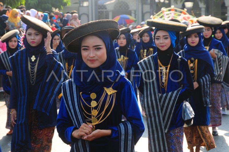 PAKAIAN ADAT KUDUS | ANTARA Foto PAKAIAN ADAT KUDUS | ANTARA Foto