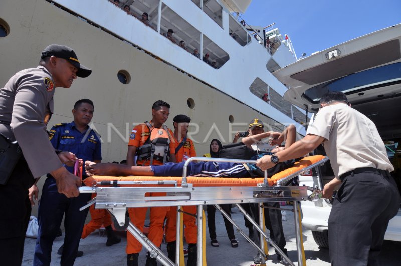 EVAKUASI PENUMPANG KAPAL | ANTARA Foto EVAKUASI PENUMPANG KAPAL | ANTARA Foto
