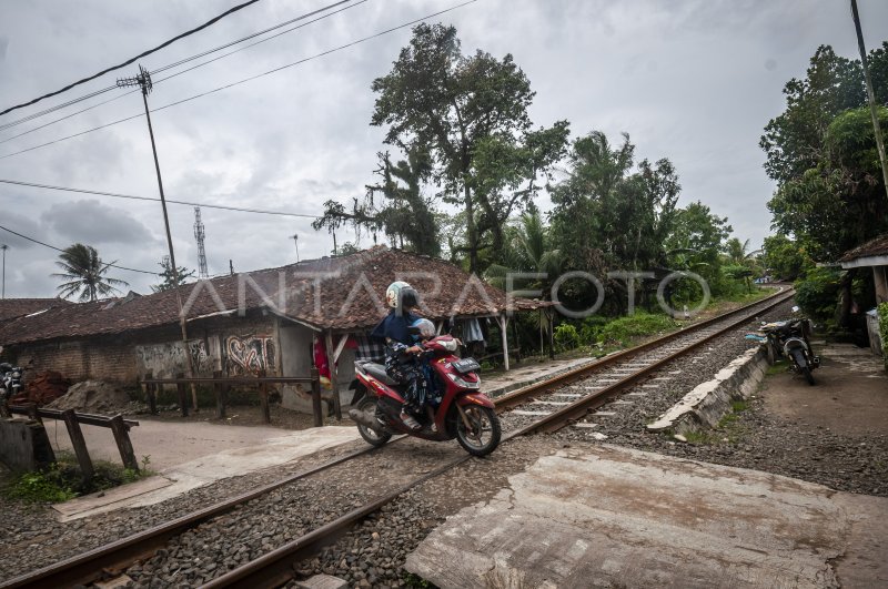PERLINTASAN KERETA API TANPA PALANG PINTU DI BANTEN | ANTARA Foto