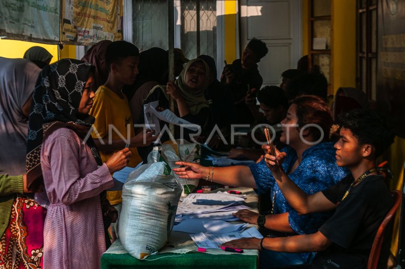 Penyaluran program bantuan pangan 2023 | ANTARA Foto Penyaluran program bantuan pangan 2023 | ANTARA Foto