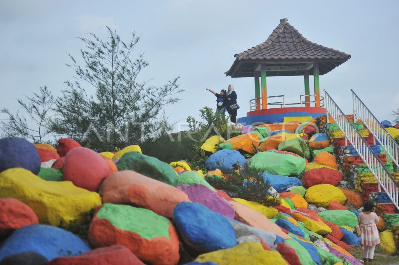 OBJEK WISATA BATU WARNA-WARNI DI PARIAMAN | ANTARA Foto