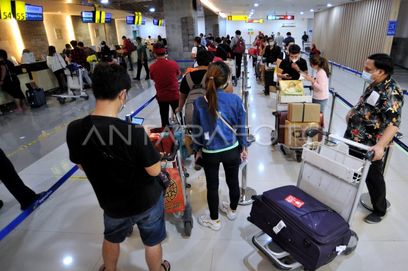 PENUMPANG BANDARA NGURAH RAI MELONJAK | ANTARA Foto