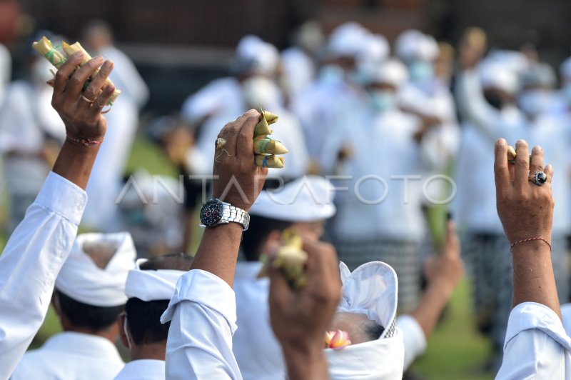 TRADISI PERANG KETUPAT DI BALI | ANTARA Foto TRADISI PERANG KETUPAT DI BALI | ANTARA Foto