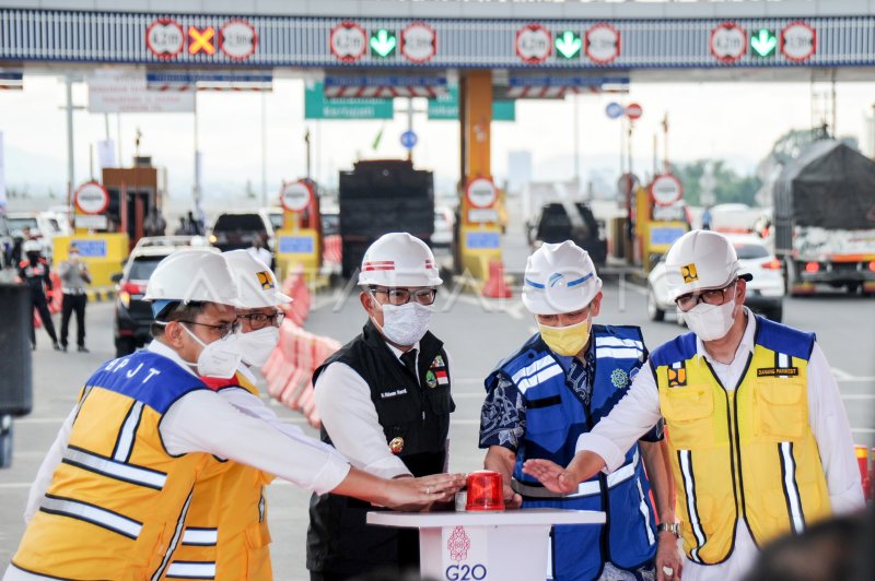 PENGOPERASIAN JALAN TOL CISUMDAWU SEKSI I | ANTARA Foto