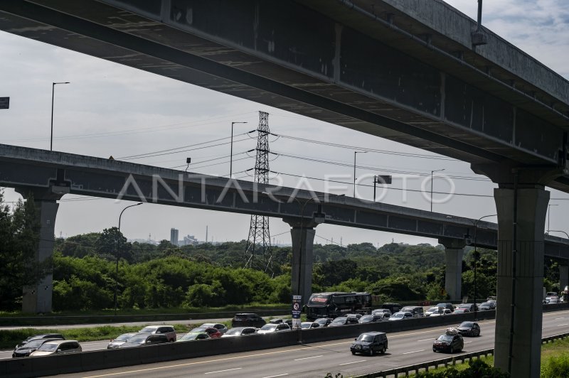 ARUS BALIK LEBARAN DI TOL JAKARTA CIKAMPEK | ANTARA Foto