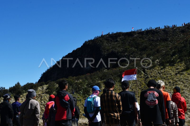 UPACARA BENDERA HUT RI DI GUNUNG LAWU | ANTARA Foto UPACARA BENDERA HUT RI DI GUNUNG LAWU | ANTARA Foto