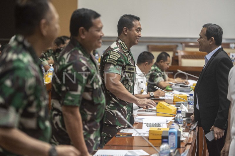 RAPAT KERJA KOMISI I DPR DENGAN WAMENHAN DAN PANGLIMA TNI | ANTARA Foto