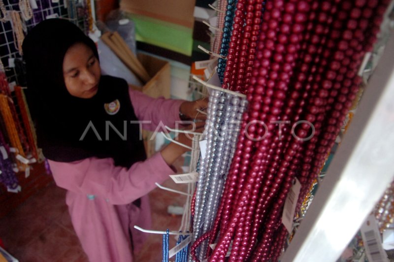 PRODUKSI AKSESORIS UNTUK PASAR EKSPOR | ANTARA Foto PRODUKSI AKSESORIS UNTUK PASAR EKSPOR | ANTARA Foto