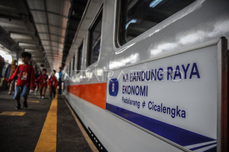 RENCANA KONVERSI KRD MENJADI KRL DI BANDUNG | ANTARA Foto