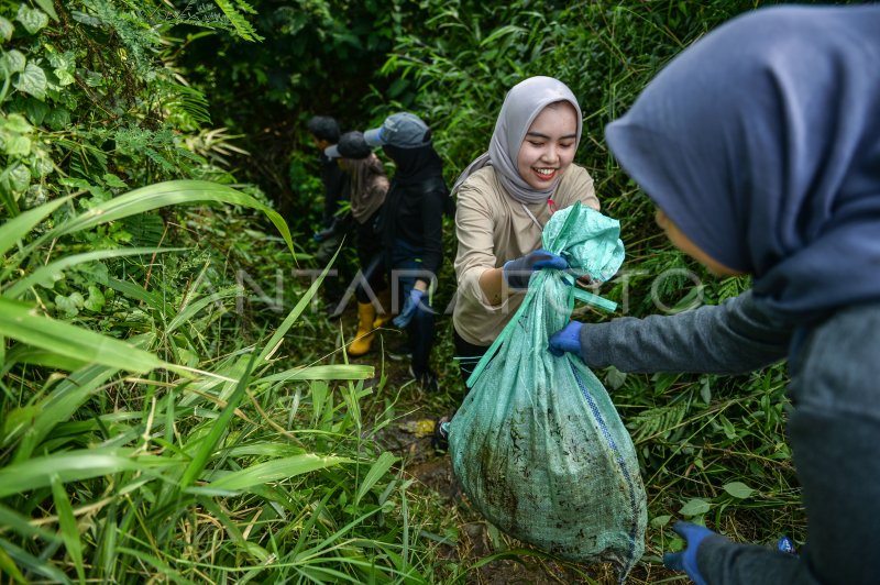 Aksi bersih sungai di Bandung | ANTARA Foto