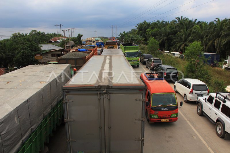 JALAN LINTAS SUMATERA MACET | ANTARA Foto