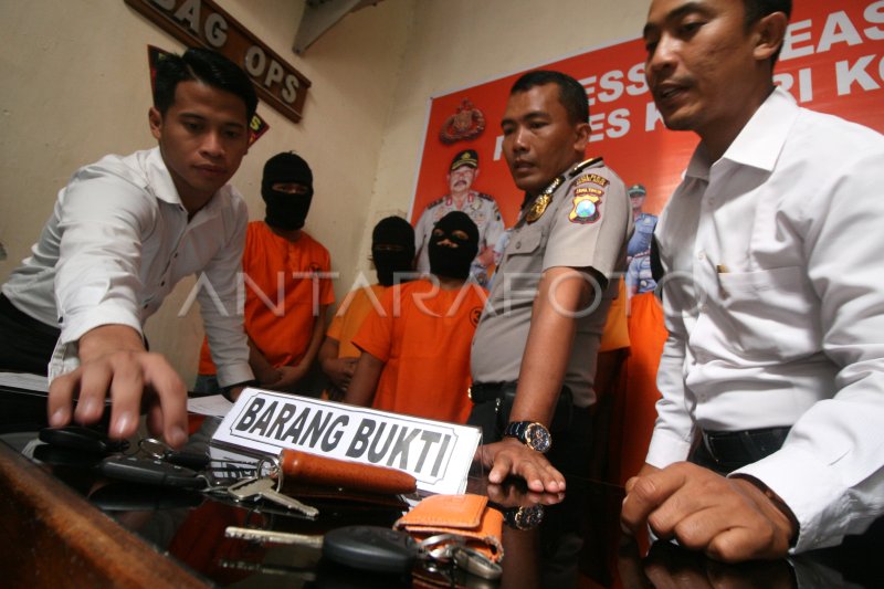 TNI GADUNGAN SPESIALIS PENGGELAPAN MOBIL | ANTARA Foto TNI GADUNGAN SPESIALIS PENGGELAPAN MOBIL | ANTARA Foto