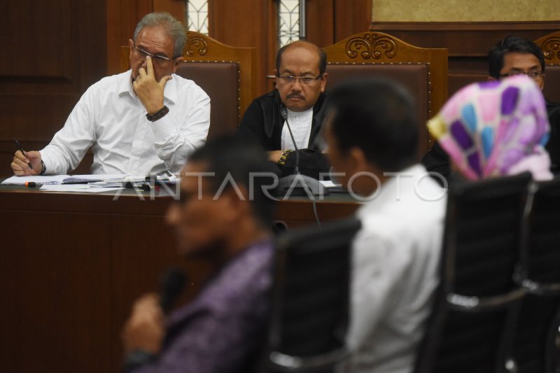 SANDIAGA DAN ANGELINA BERSAKSI DI TIPIKOR | ANTARA Foto