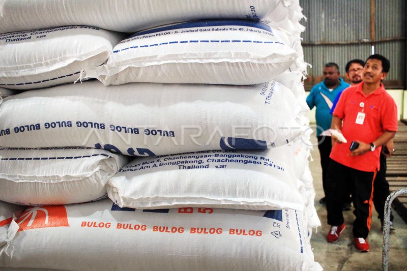 BERAS IMPOR BULOG SUMUT | ANTARA Foto