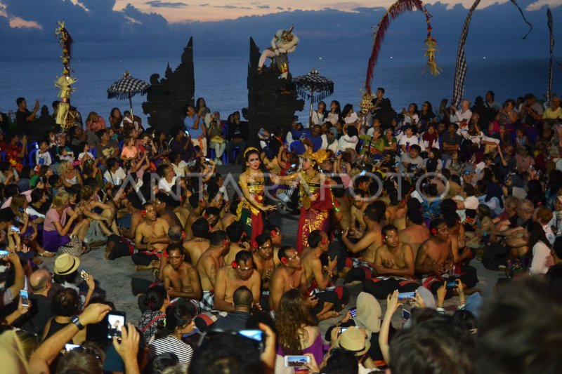 PENTAS TARI KECAK PURA ULUWATU | ANTARA Foto PENTAS TARI KECAK PURA ULUWATU | ANTARA Foto