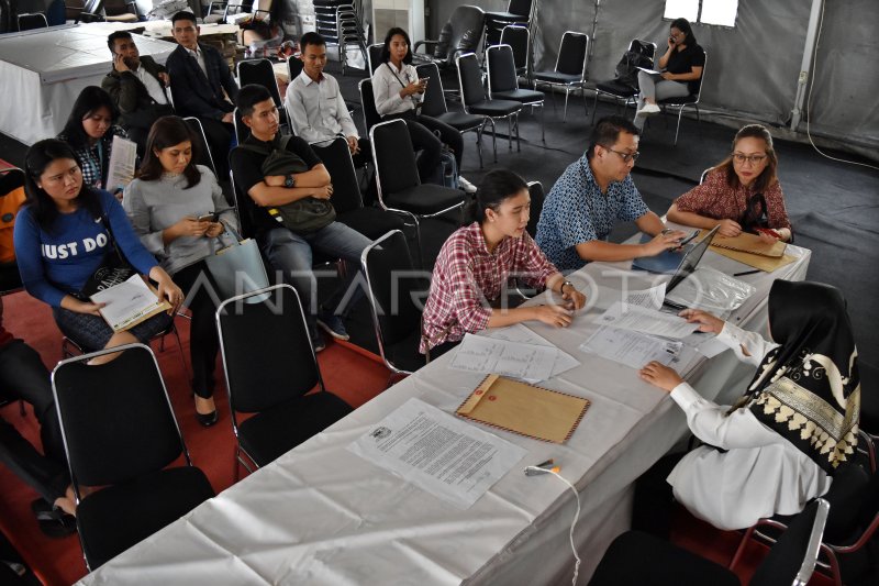 PENGURUSAN FORMULIR A5 PEMILU 2019 | ANTARA Foto PENGURUSAN FORMULIR A5 PEMILU 2019 | ANTARA Foto
