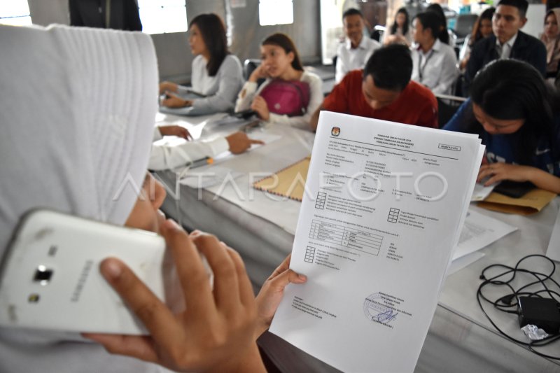 PENGURUSAN FORMULIR A5 PEMILU 2019 | ANTARA Foto PENGURUSAN FORMULIR A5 PEMILU 2019 | ANTARA Foto