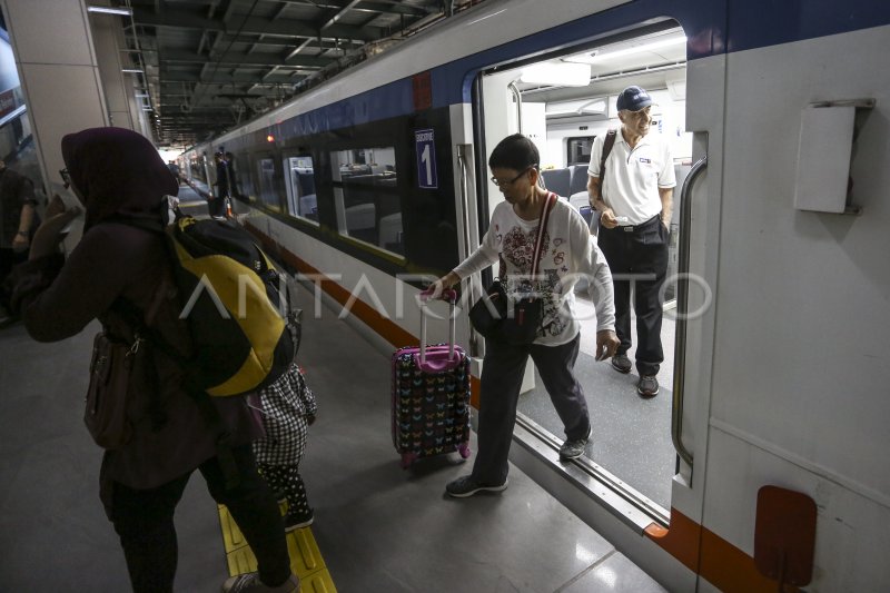 PENINGKATAN PENUMPANG KERETA API BANDARA | ANTARA Foto PENINGKATAN PENUMPANG KERETA API BANDARA | ANTARA Foto