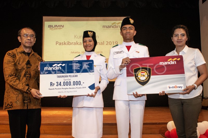 PENYERAHAN E-MONEY DAN TABUNGAN UNTUK PASKIBRAKA NASIONAL 2019 | ANTARA Foto