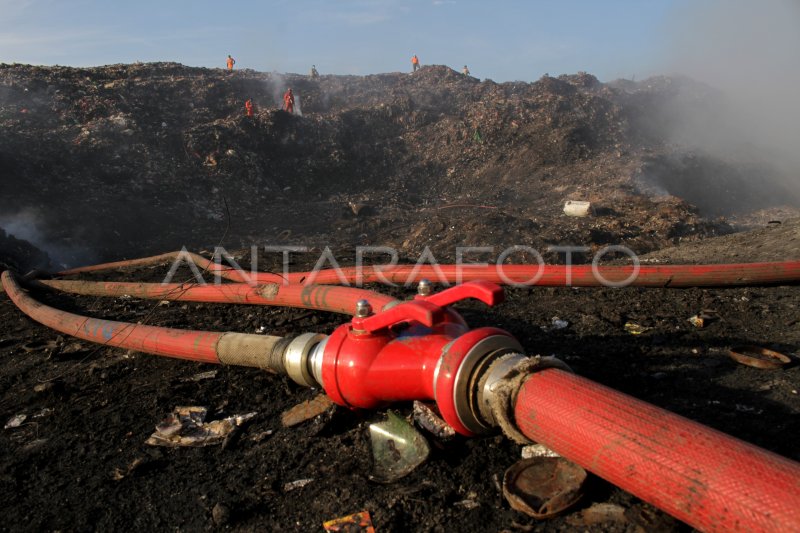 PENANGANAN KEBAKARAN SAMPAH DI TPA ANTANG | ANTARA Foto