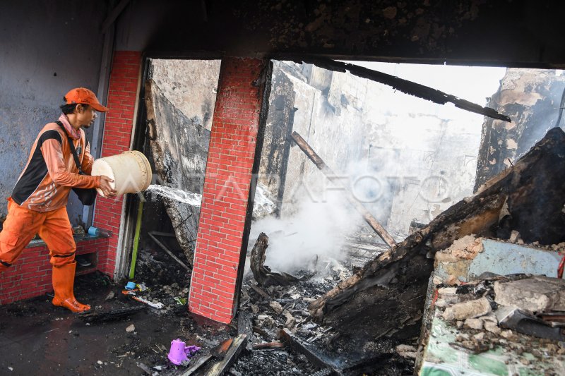 KEBAKARAN PERMUKIMAN PADAT PENDUDUK JAKARTA | ANTARA Foto KEBAKARAN PERMUKIMAN PADAT PENDUDUK JAKARTA | ANTARA Foto