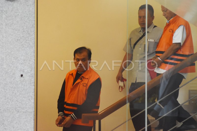 PELIMPAHAN TAHAP DUA KASUS SUAP SIDOARJO | ANTARA Foto PELIMPAHAN TAHAP DUA KASUS SUAP SIDOARJO | ANTARA Foto