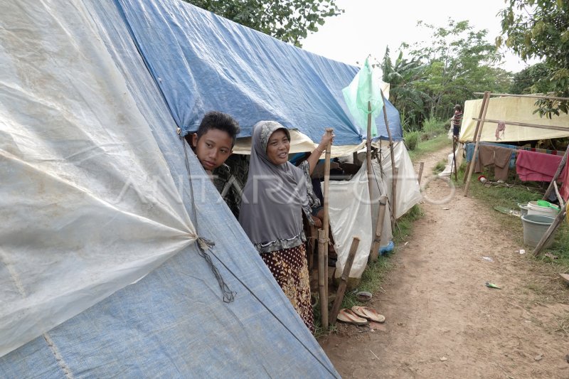 BANGUN TENDA DARURAT DI ATAS TANGGUL SUNGAI | ANTARA Foto BANGUN TENDA DARURAT DI ATAS TANGGUL SUNGAI | ANTARA Foto