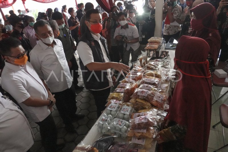 PENYALURAN BANTUAN SOSIAL TUNAI OLEH MENSOS | ANTARA Foto PENYALURAN BANTUAN SOSIAL TUNAI OLEH MENSOS | ANTARA Foto